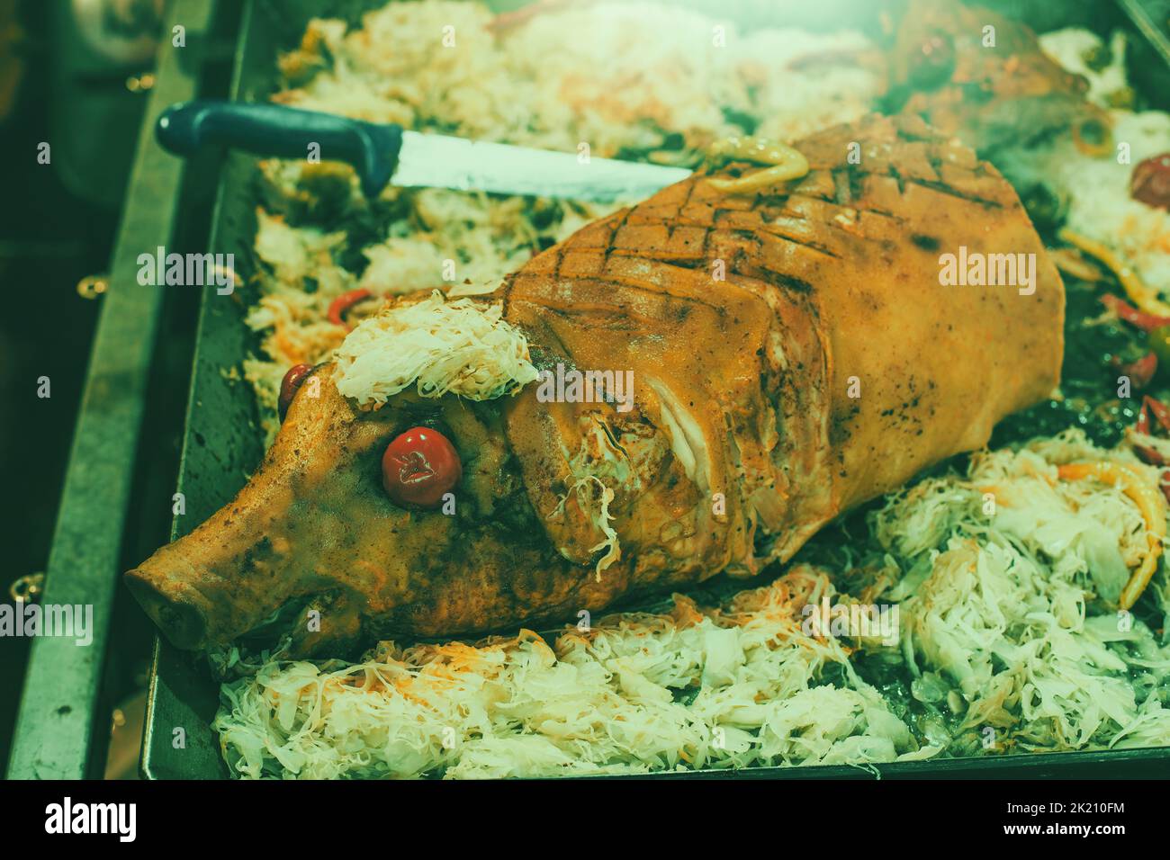 Whole roasted pig hi-res stock photography and images - Alamy