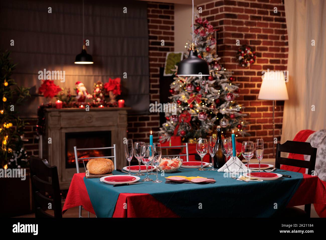 Empty family dinner table hi-res stock photography and images - Alamy