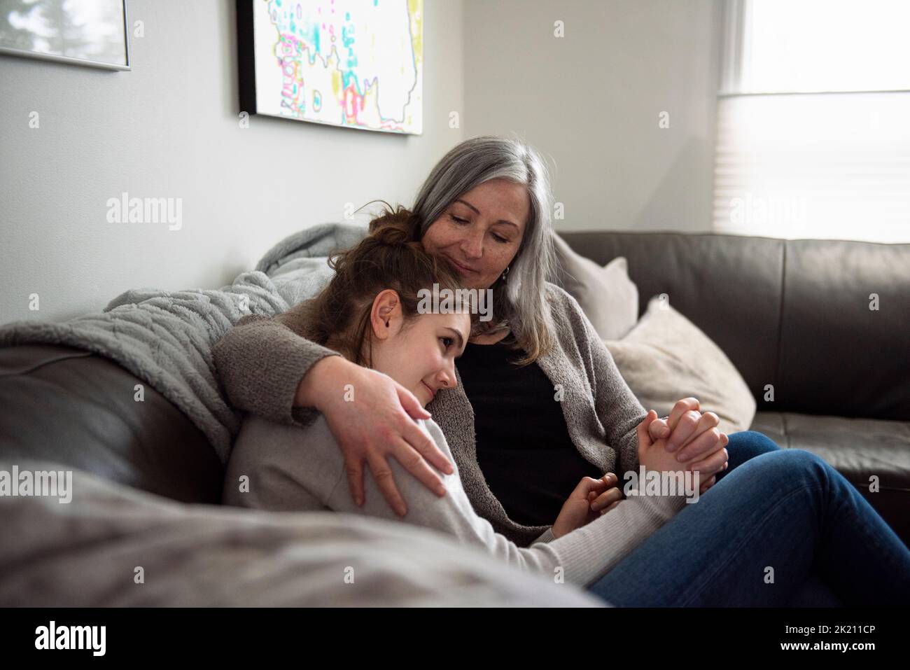 Mother teenage daughter talk sofa hi-res stock photography and images - Alamy