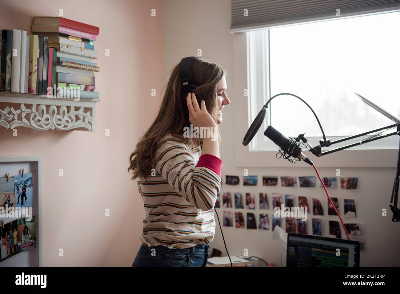 Striped microphone stand hi-res stock photography and images - Alamy