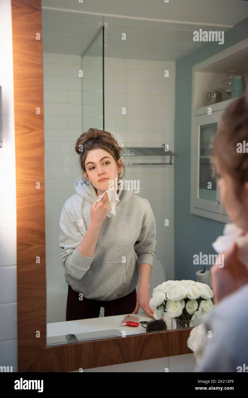 Face washing teen hi-res stock photography and images - Alamy