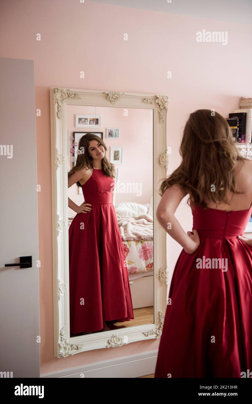 Teen mirror full length hi-res stock photography and images - Alamy