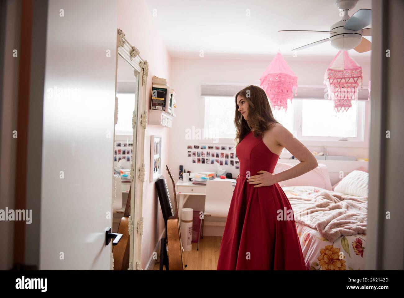 Teen hands on hips hi-res stock photography and images - Alamy