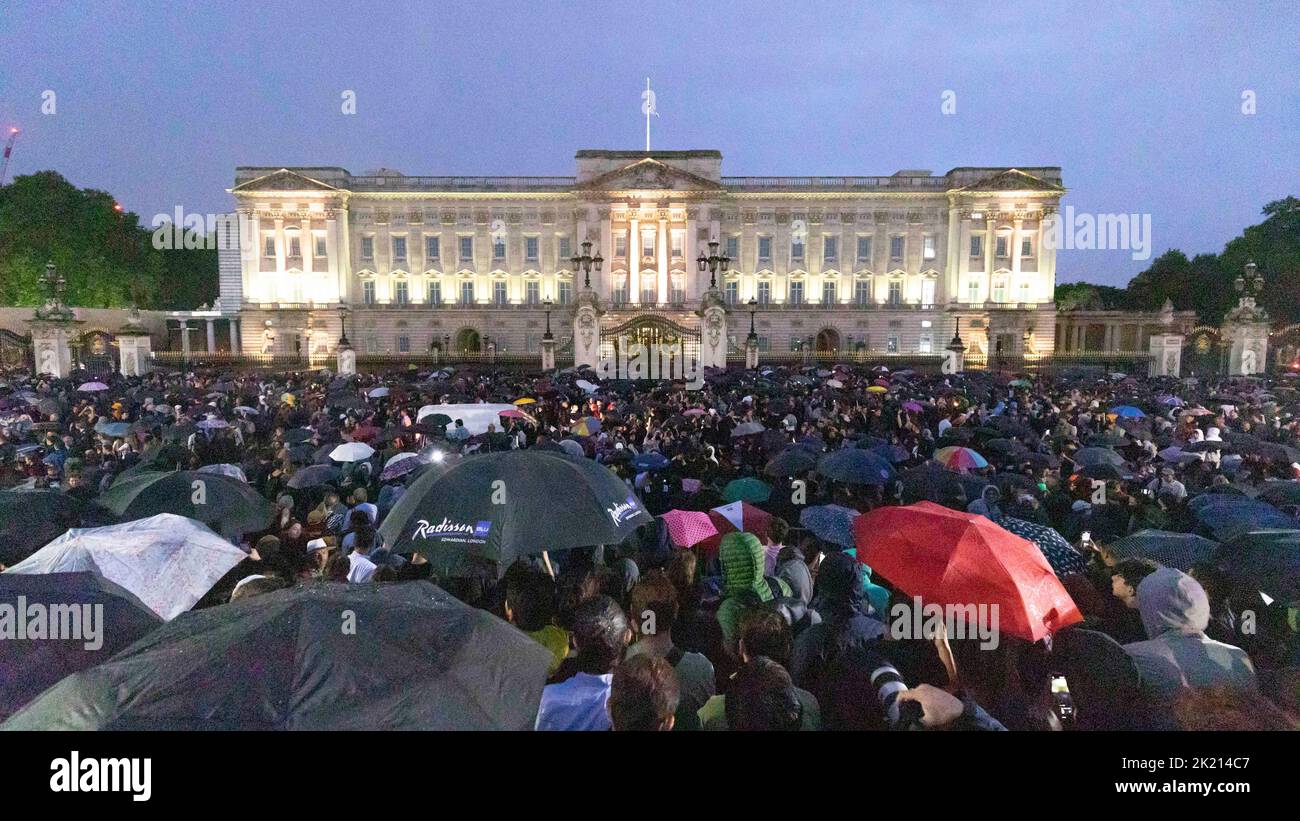 People swarm to Buckingham Palace upon the announcement that Queen Elizabeth II has died aged 96 ...