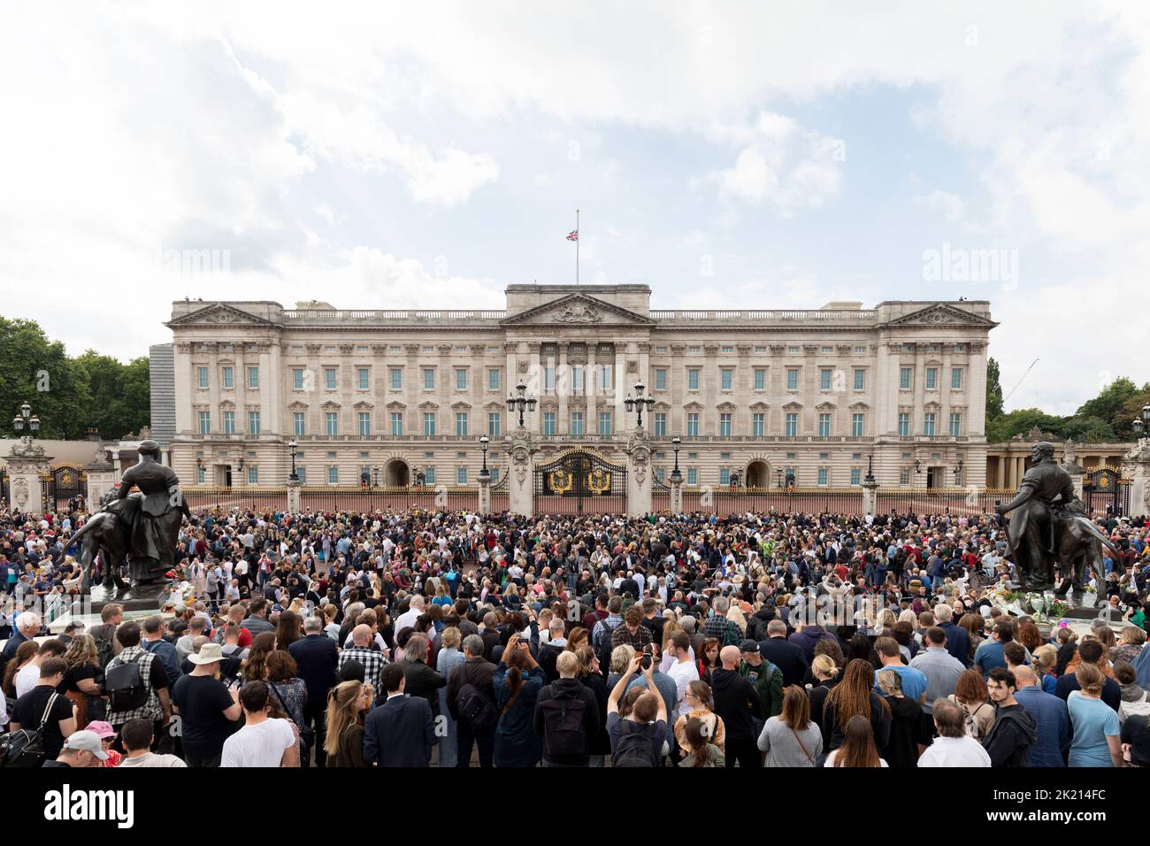 People lay flowers and wreaths in front of the gates of Buckingham ...
