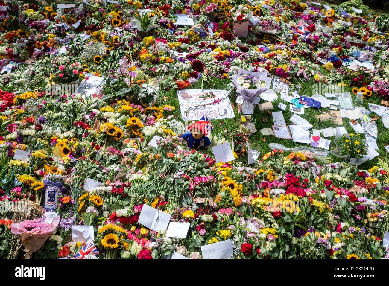 People continue to bring forward flowers to pay tribute to Queen ...