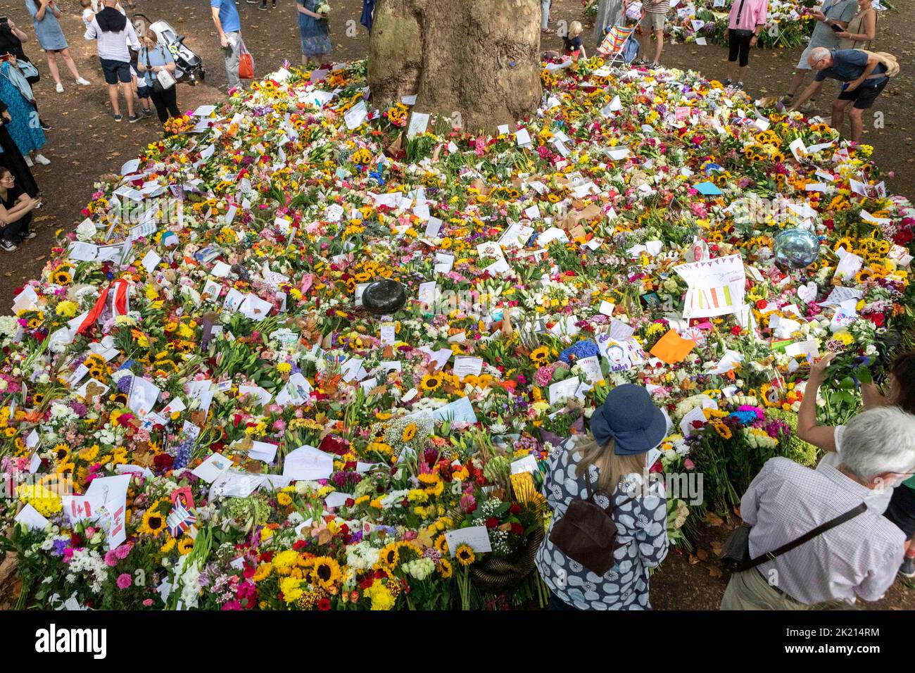 People continue to bring forward flowers to pay tribute to Queen ...
