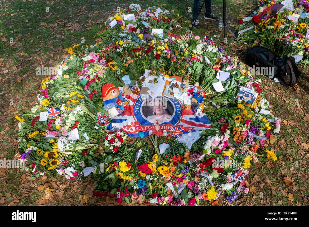 People continue to bring forward flowers to pay tribute to Queen ...