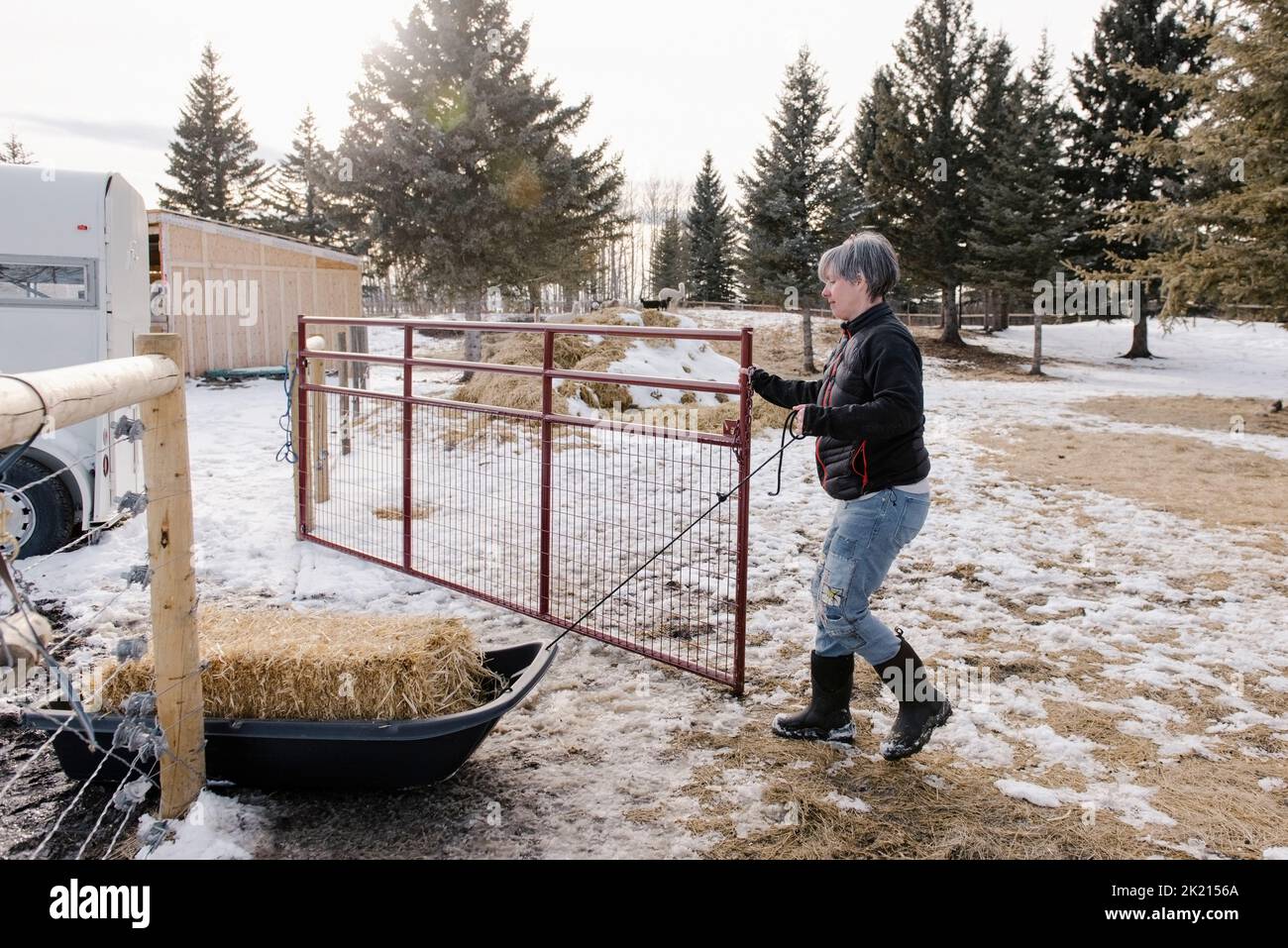Female moving hi-res stock photography and images - Alamy