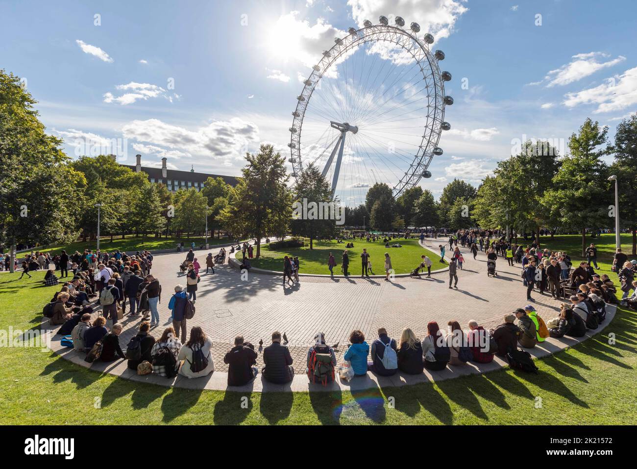 Mourners continue to queue along London Eye to see Queen Elizabeth II ...