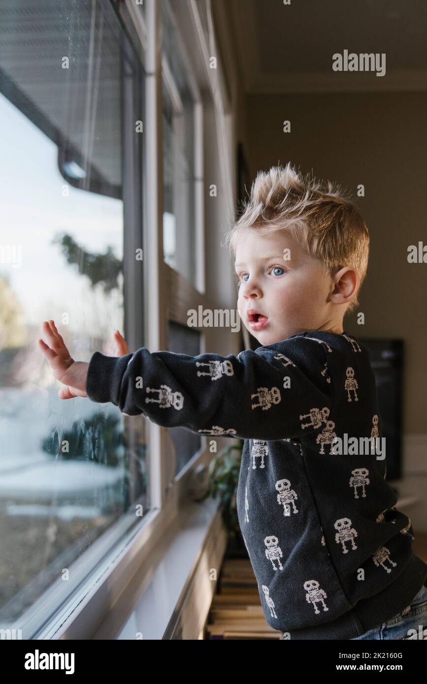 Stare out window hi-res stock photography and images - Alamy