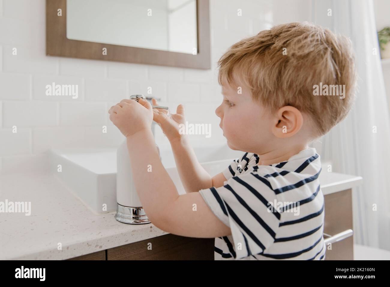 Hands washing basin hi-res stock photography and images - Alamy