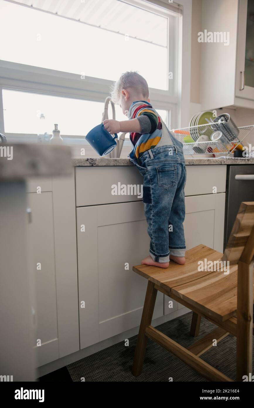 Child washing dishes hi-res stock photography and images - Alamy