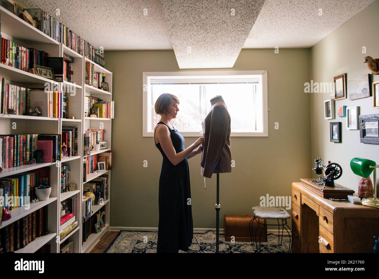 Side view mannequin hi-res stock photography and images - Alamy