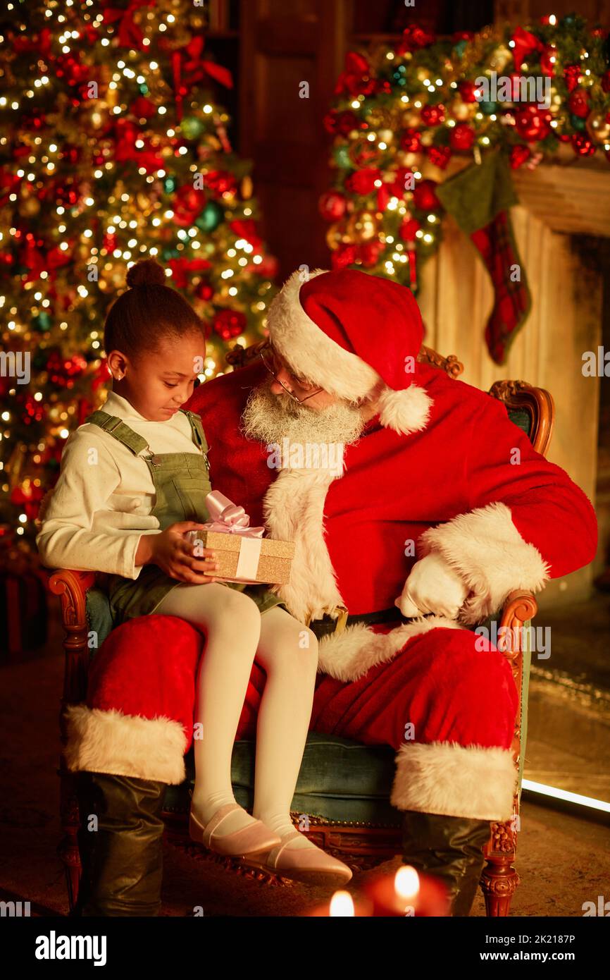 Girl sitting in santas lap hi-res stock photography and images - Alamy
