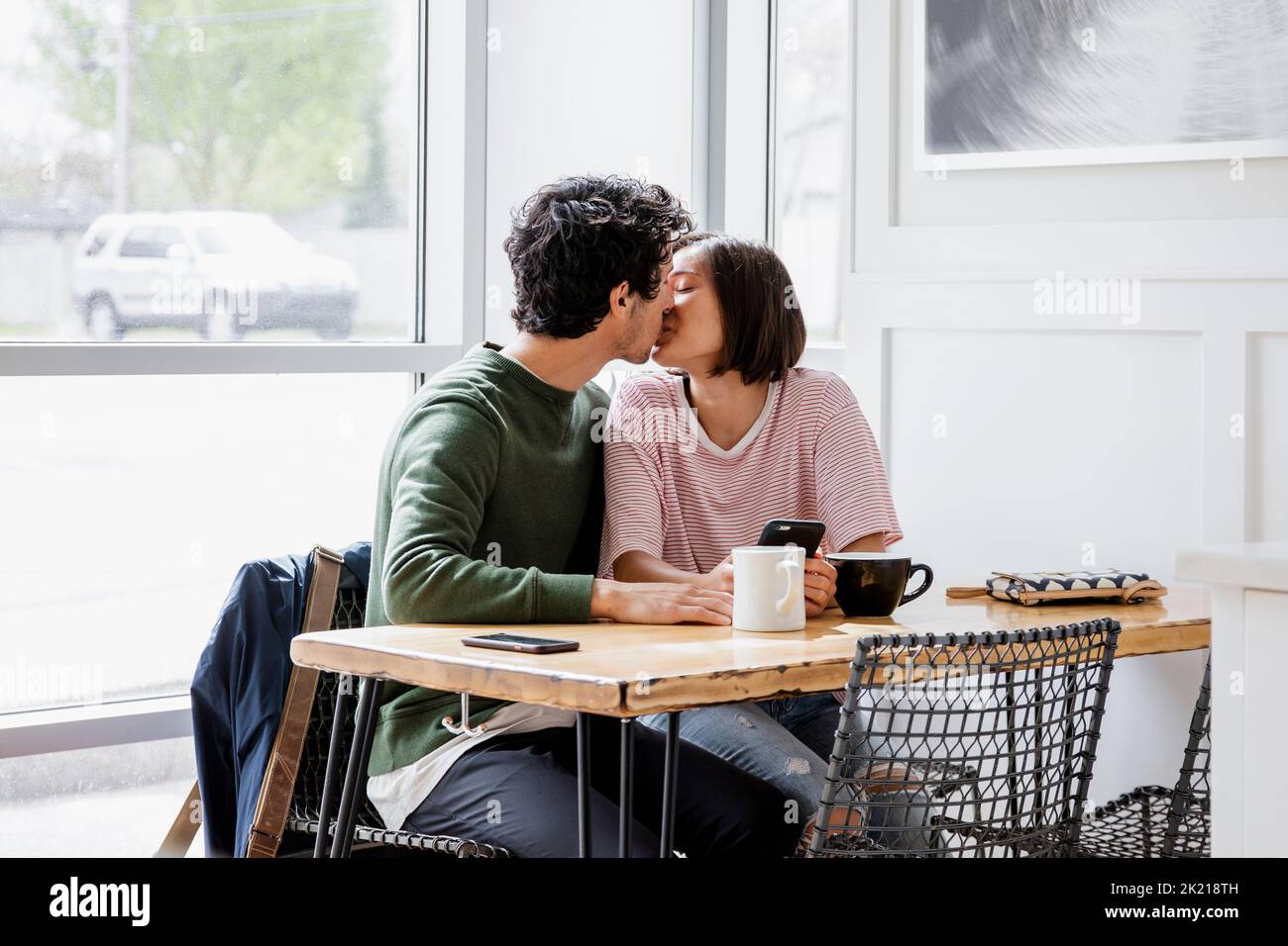 Happy couple kissing table hi-res stock photography and images - Alamy