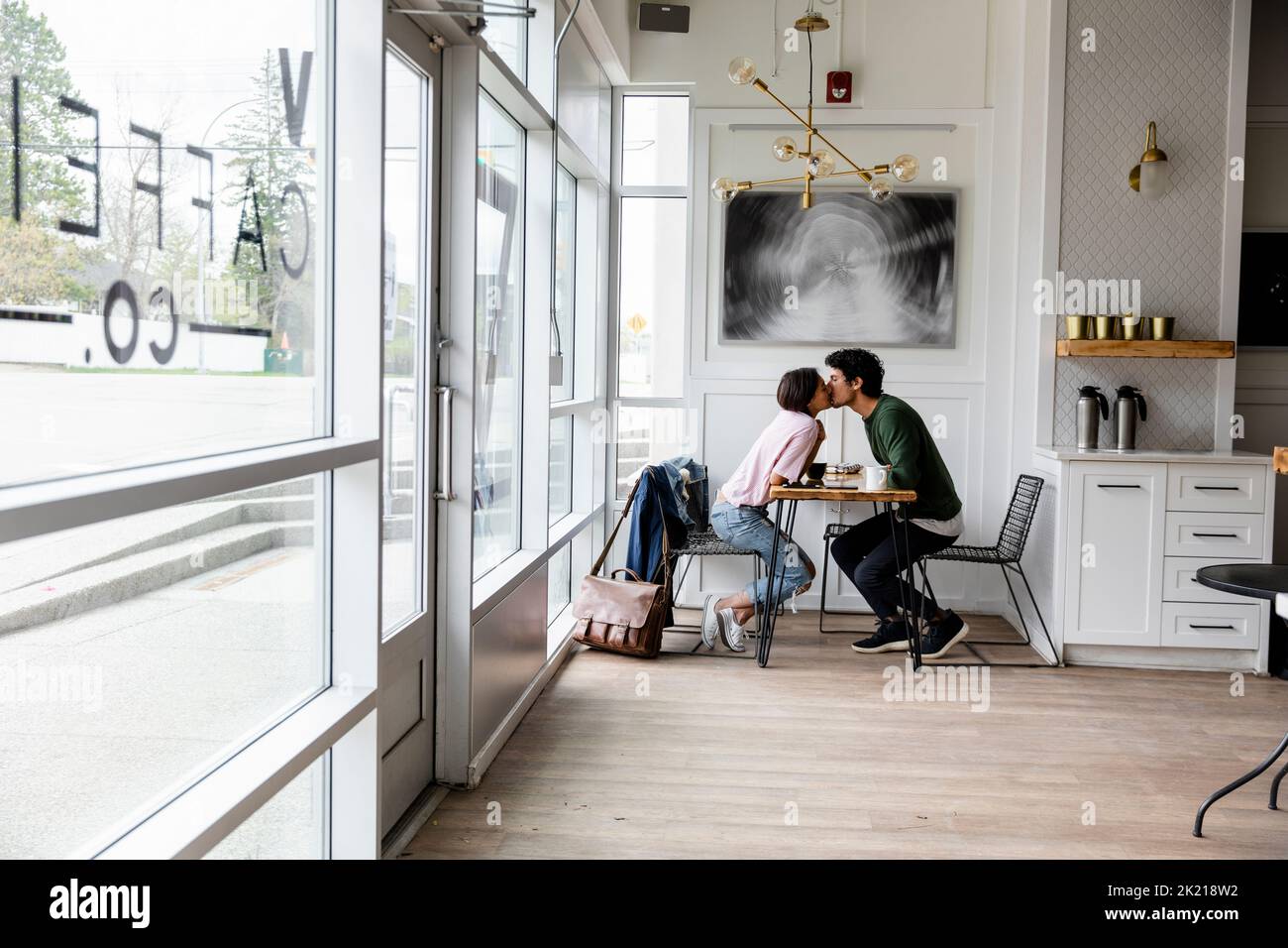 Happy couple kissing table hi-res stock photography and images - Alamy