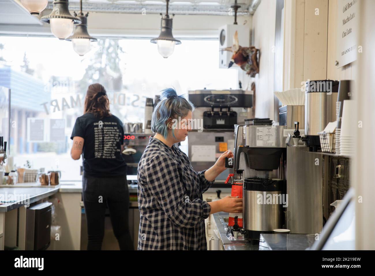 Women in blue shirt hi-res stock photography and images - Alamy