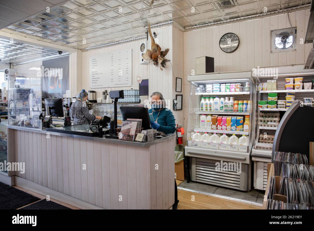 Cashier grocery store female hi-res stock photography and images - Alamy