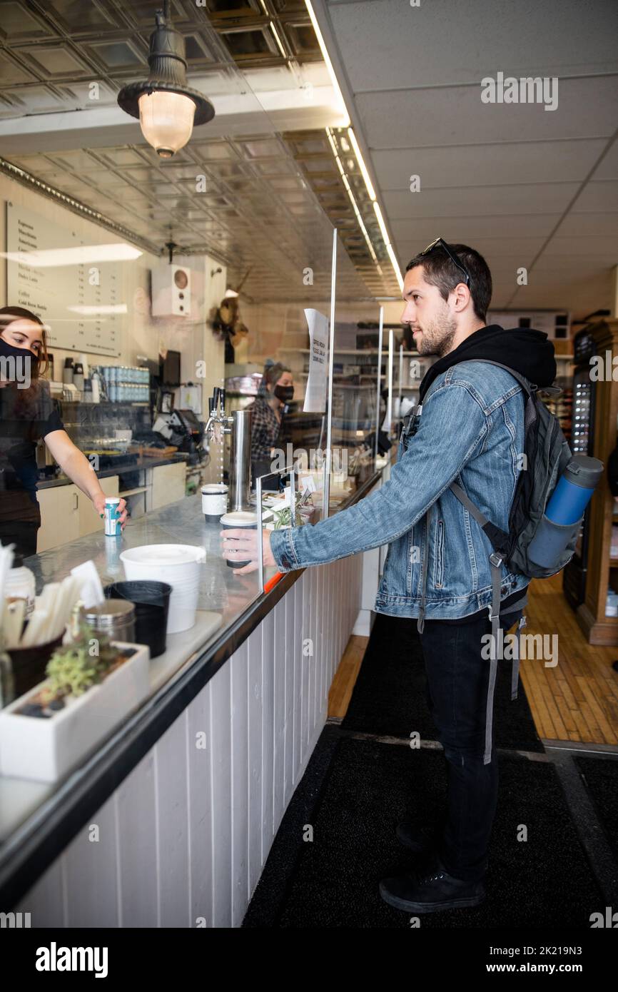 Woman man customer serving hi-res stock photography and images - Alamy