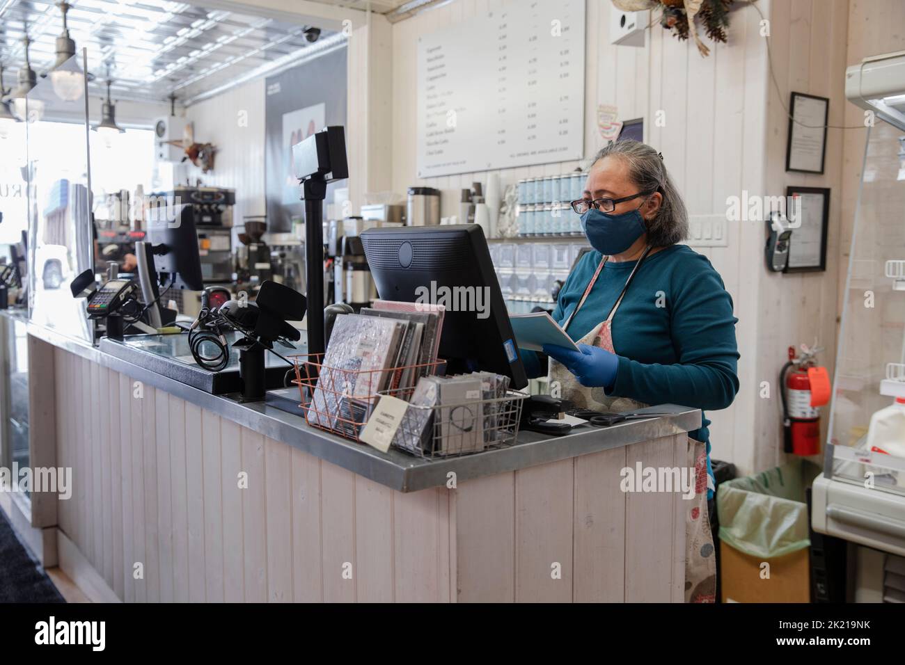 Cashier grocery store female hi-res stock photography and images - Alamy
