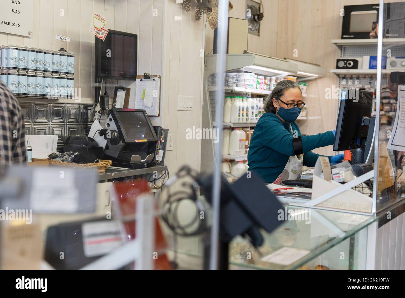 Cashier grocery store female hi-res stock photography and images - Alamy