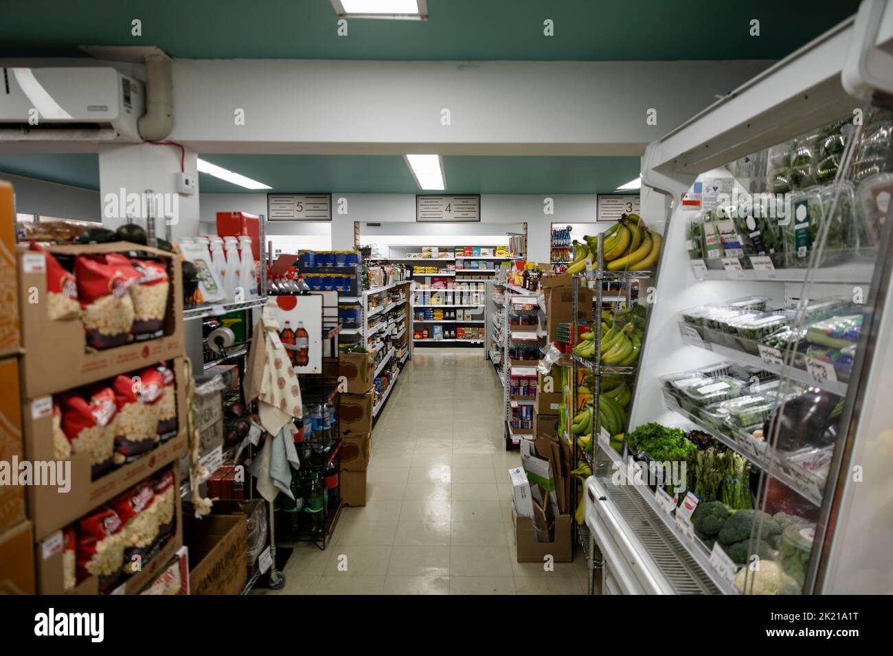 Vacant grocery store hi-res stock photography and images - Alamy