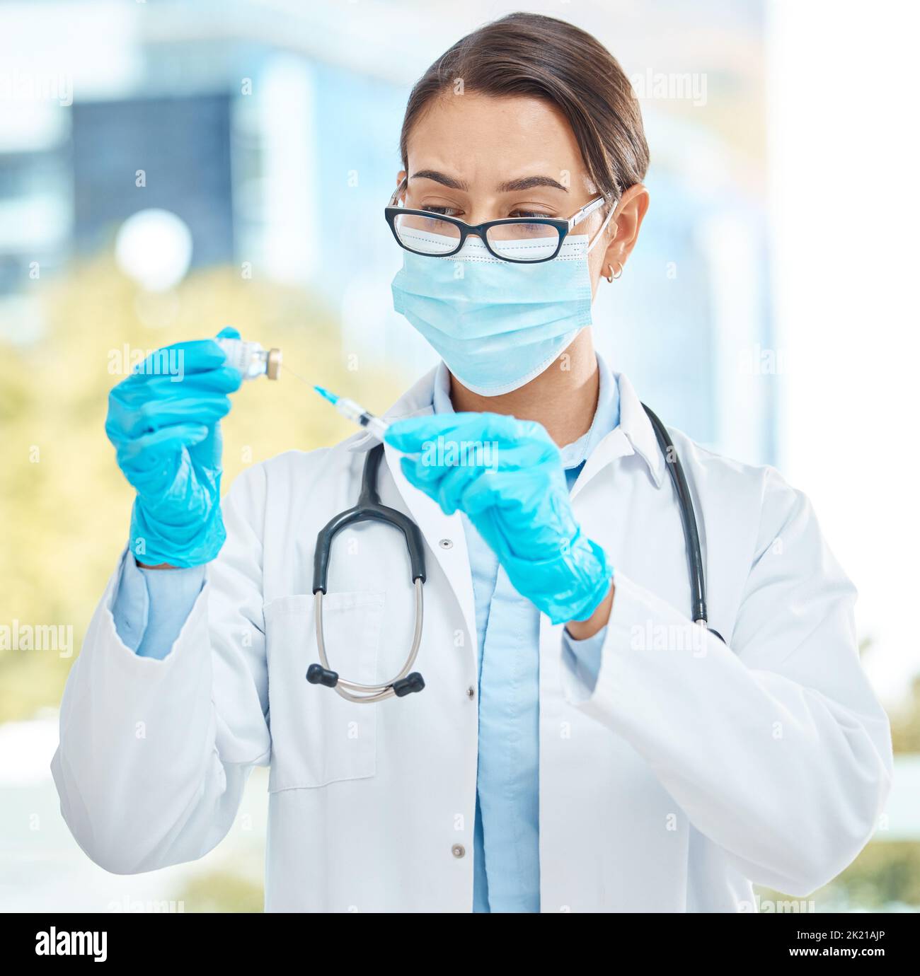 Doctor injection lady hi-res stock photography and images - Alamy