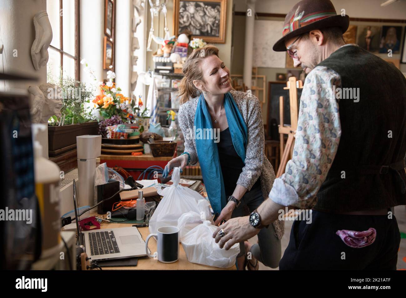 Artists enjoying lunch hi-res stock photography and images - Alamy