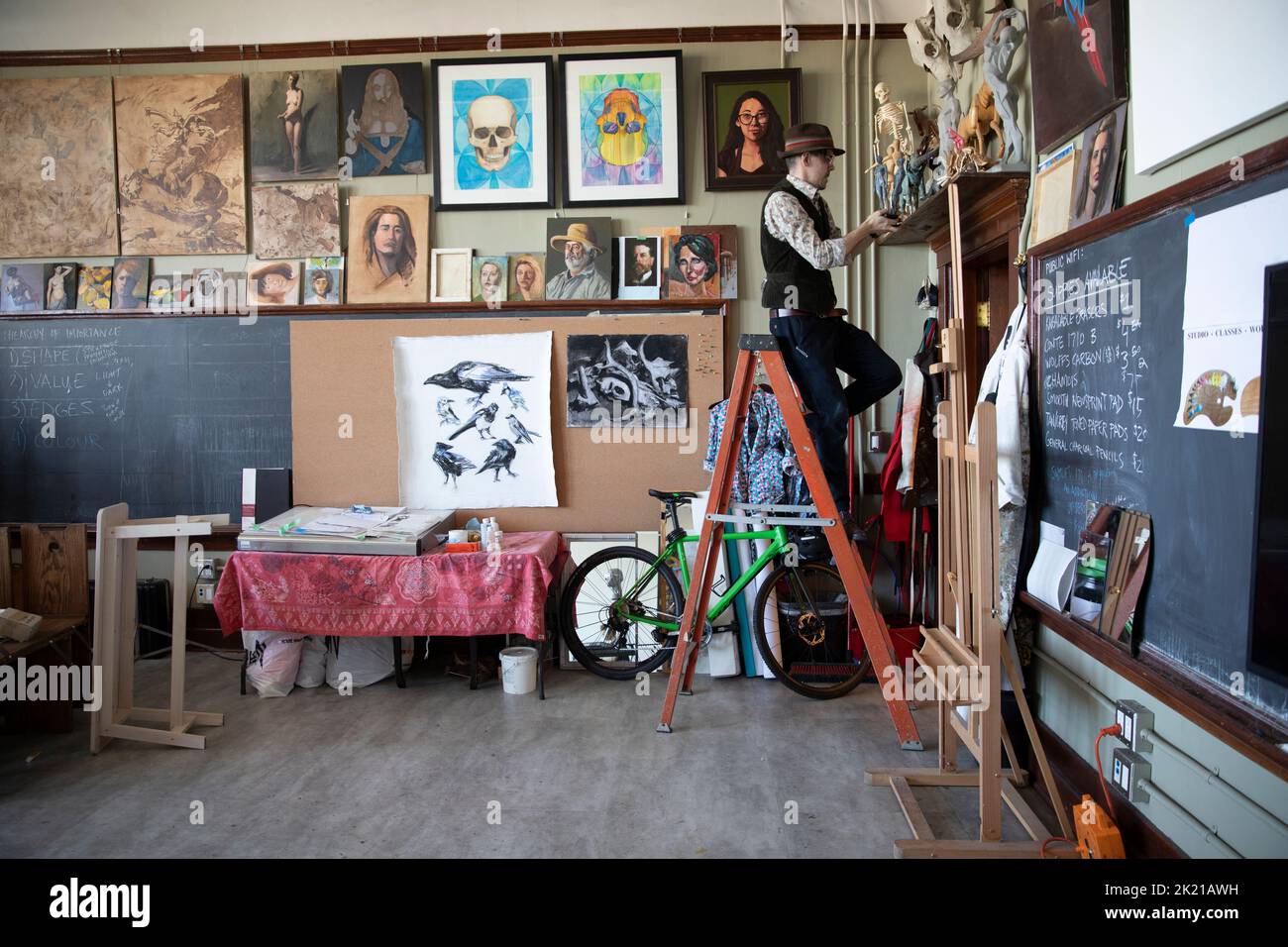 Shelf ladder hi-res stock photography and images - Alamy