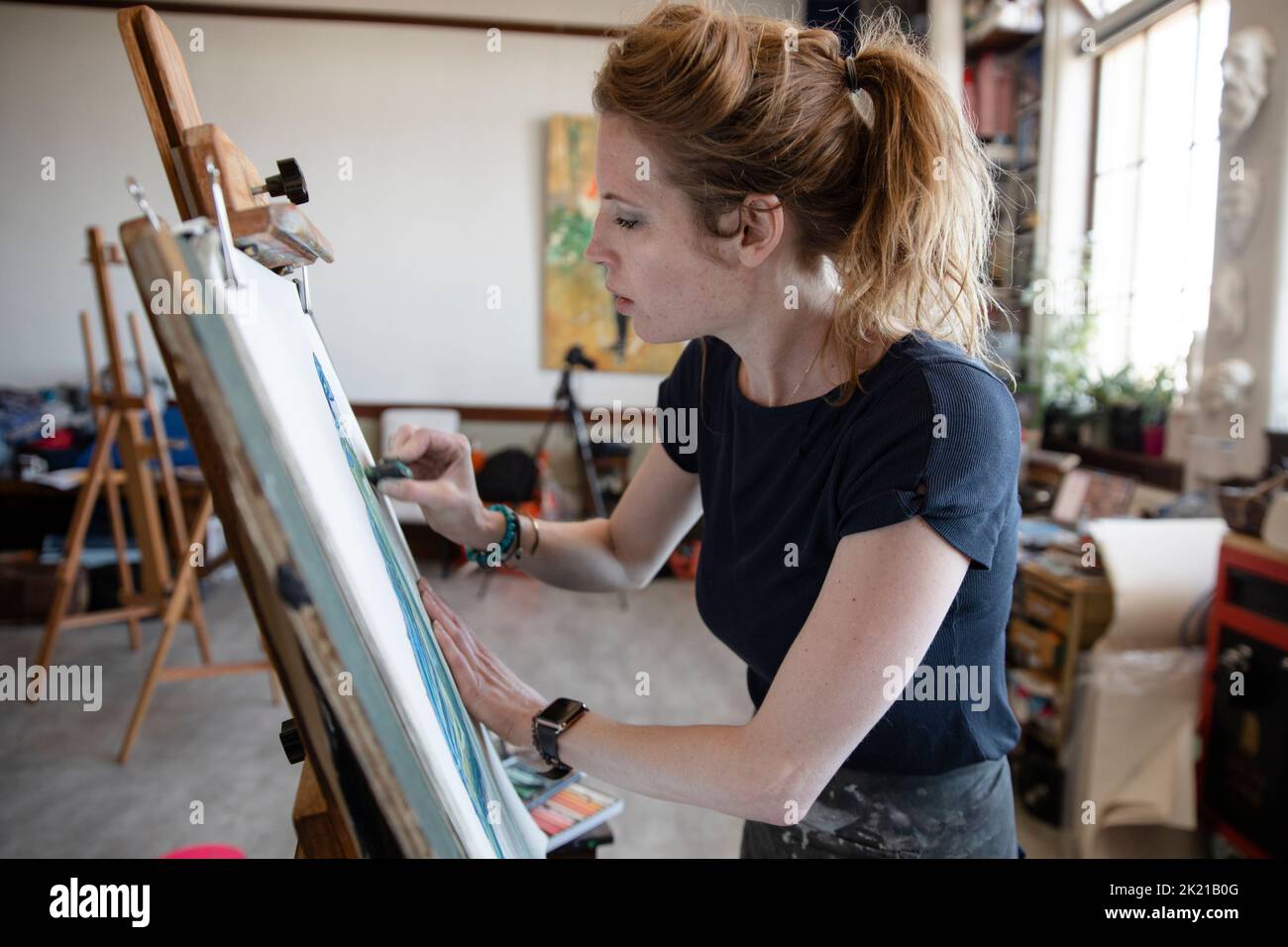 Drawing easel art hi-res stock photography and images - Alamy