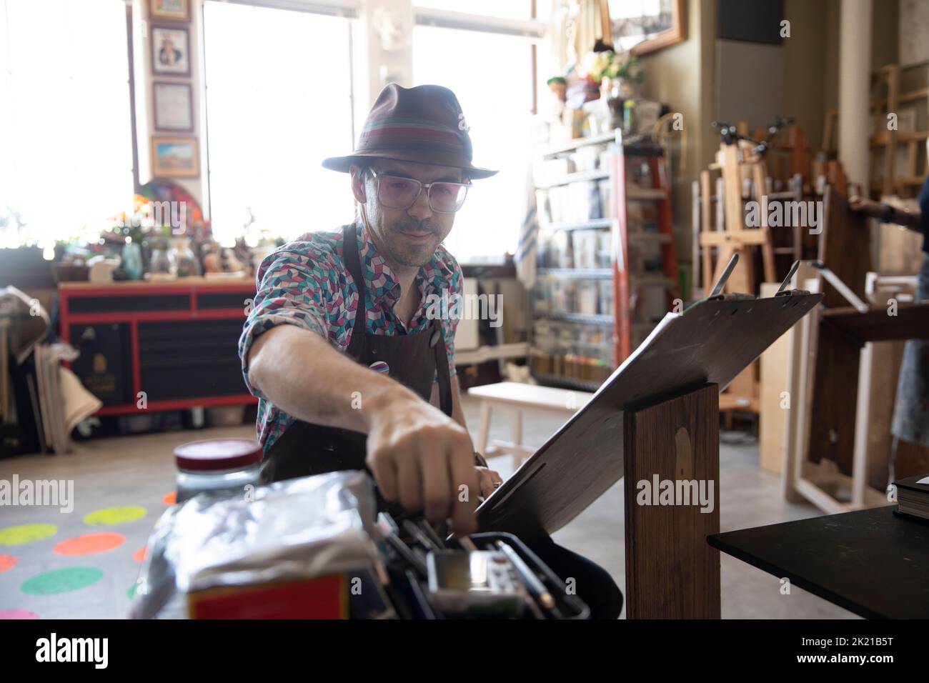 Man sketching art hi-res stock photography and images - Alamy