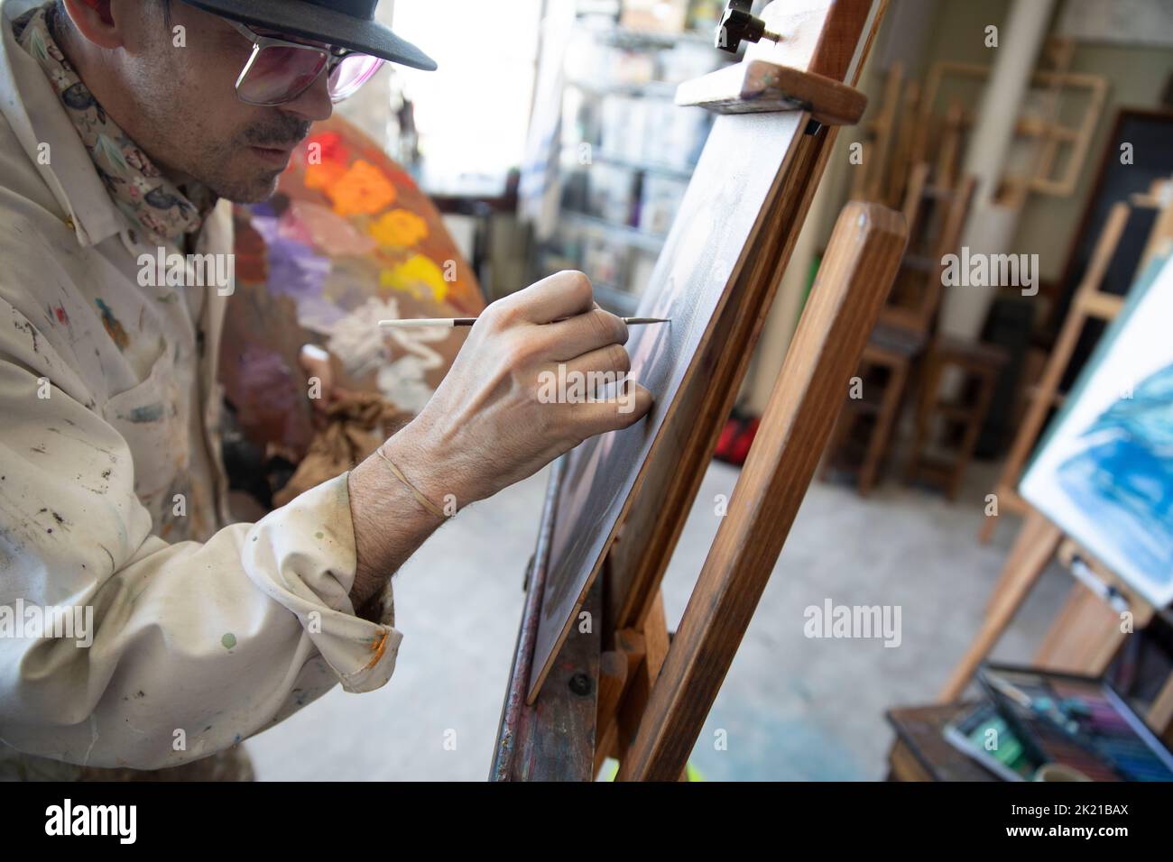 Artist painting close up hi-res stock photography and images - Alamy