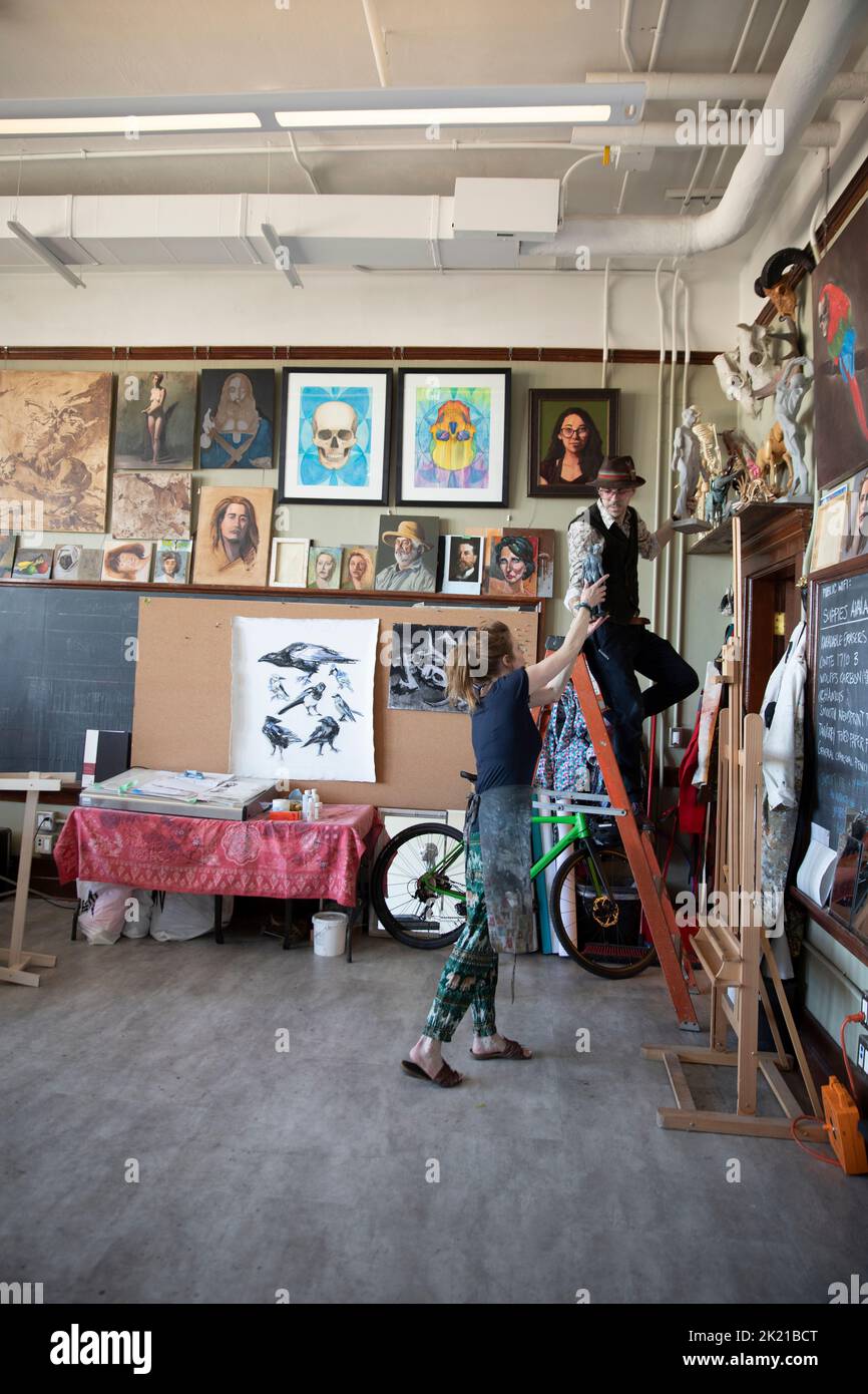 Helping artists hi-res stock photography and images - Alamy