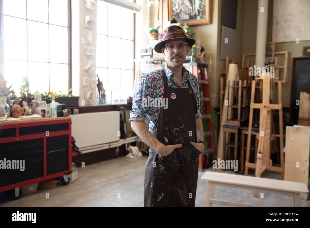 Artist in studio man hi-res stock photography and images - Alamy