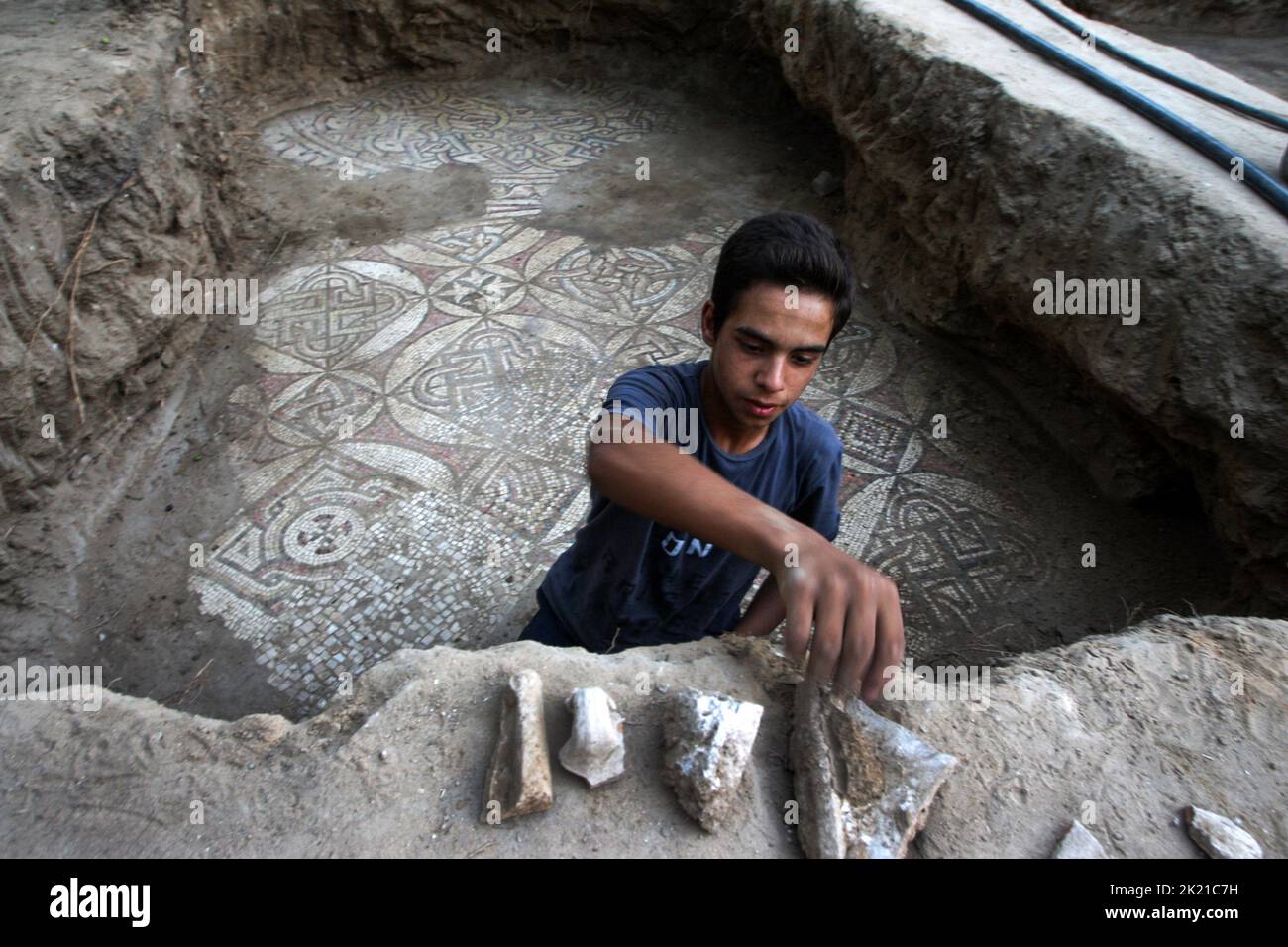 Al Bureij Camp, Gaza. 21st Sep, 2022. Ahmad al-Nabahin cleans a mosaic ...