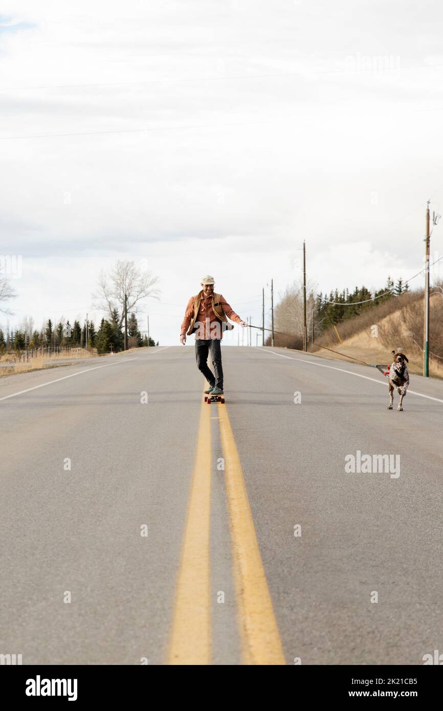 Dog pull skateboard hi-res stock photography and images - Alamy