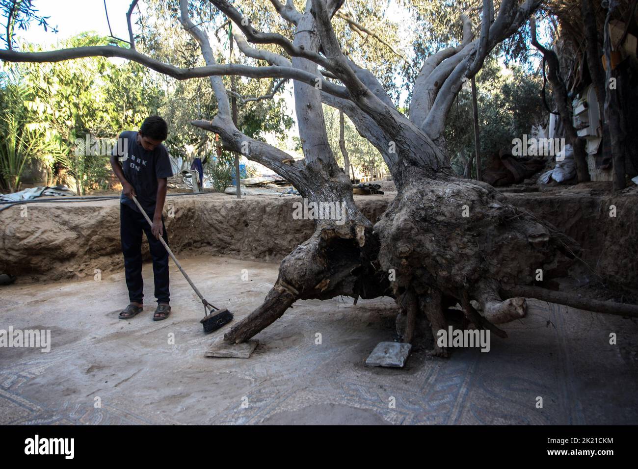 Al Bureij Camp, Gaza. 21st Sep, 2022. Ahmad al-Nabahin cleans a mosaic ...
