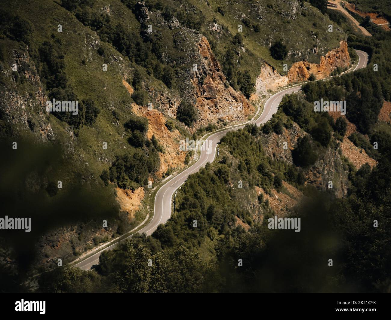 Hill side road going hi-res stock photography and images - Alamy