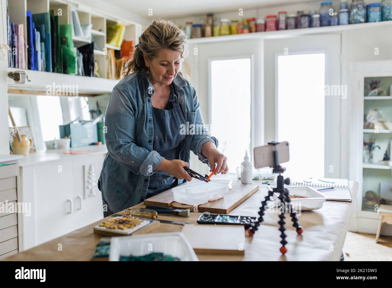 Explaining tutorial hi-res stock photography and images - Alamy