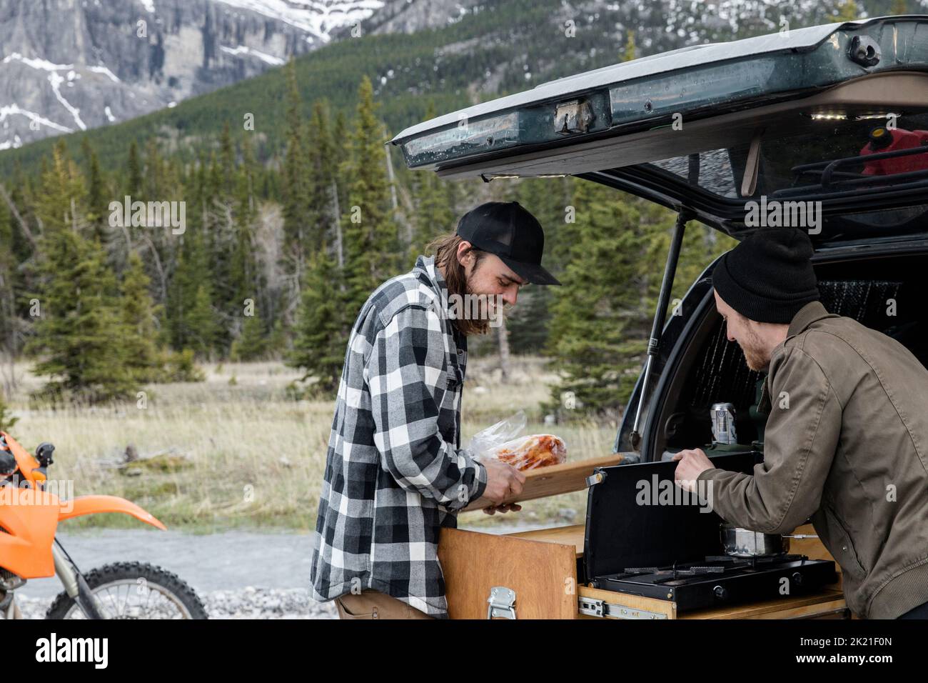 Back of suv hi-res stock photography and images - Alamy