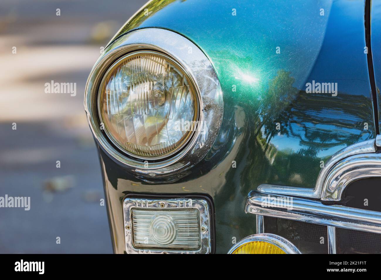 Headlights of the retro car Stock Photo - Alamy