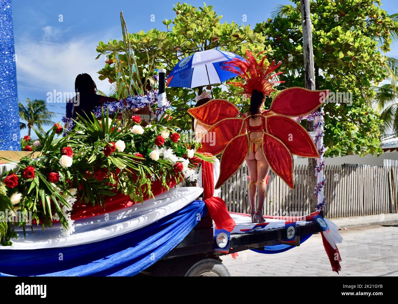 Parade float making hi-res stock photography and images - Alamy