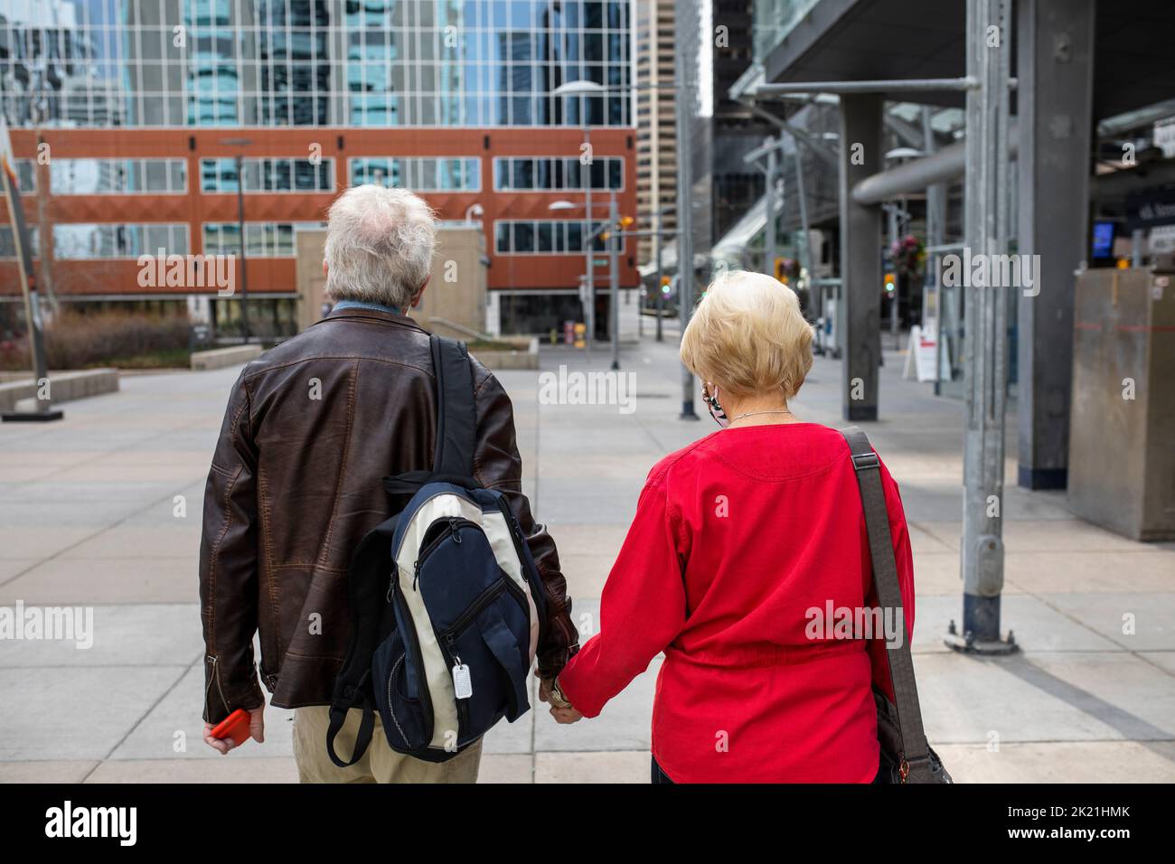 Senior pair city hi-res stock photography and images - Alamy