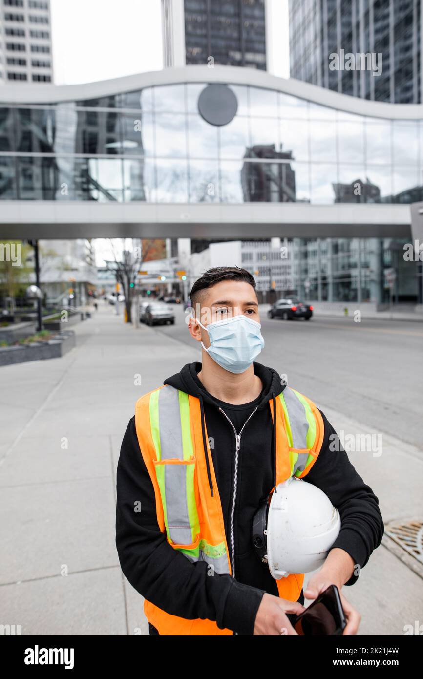 City worker with mask hi-res stock photography and images - Alamy