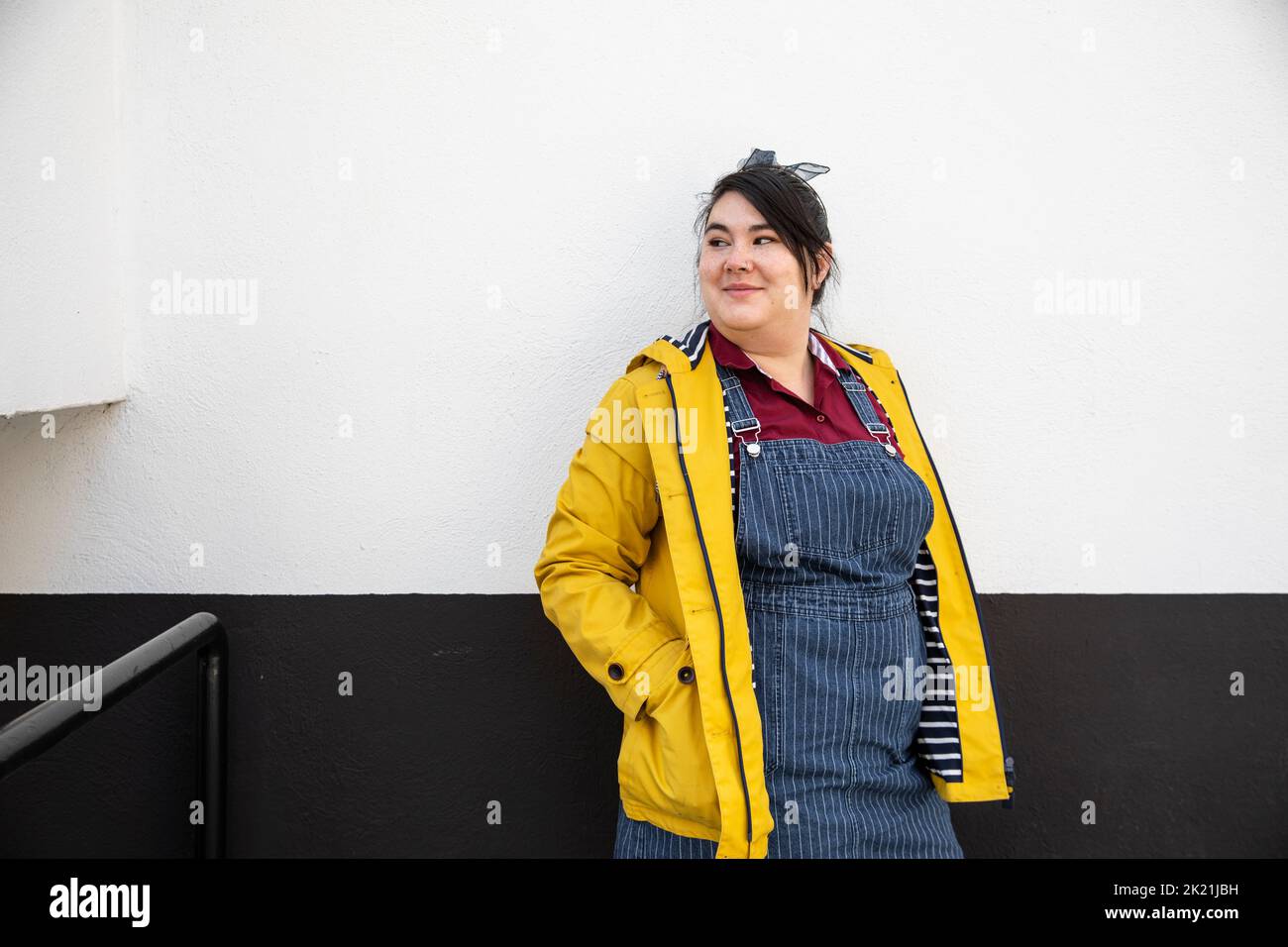 People looking over wall hi-res stock photography and images - Alamy