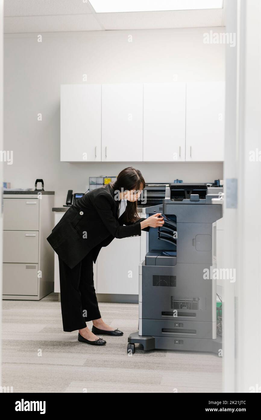 Using photocopier hi-res stock photography and images - Alamy