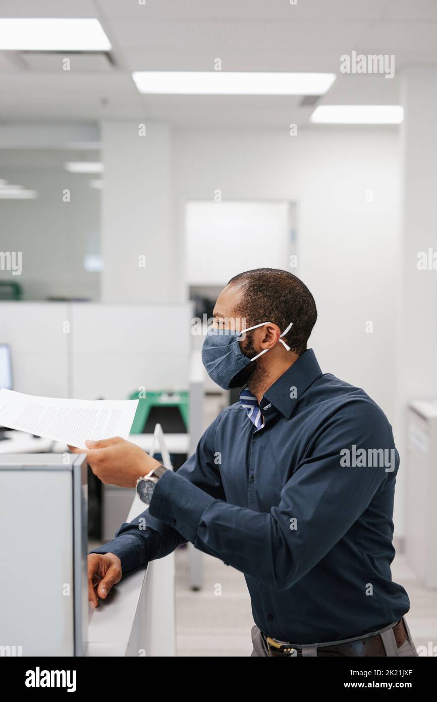Wearing paper mask hi-res stock photography and images - Alamy