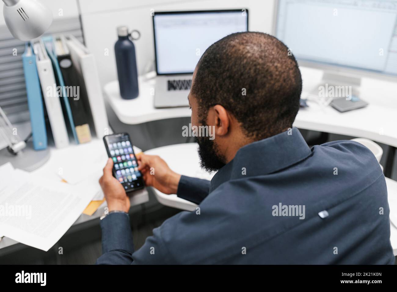 Man app phone hi-res stock photography and images - Alamy