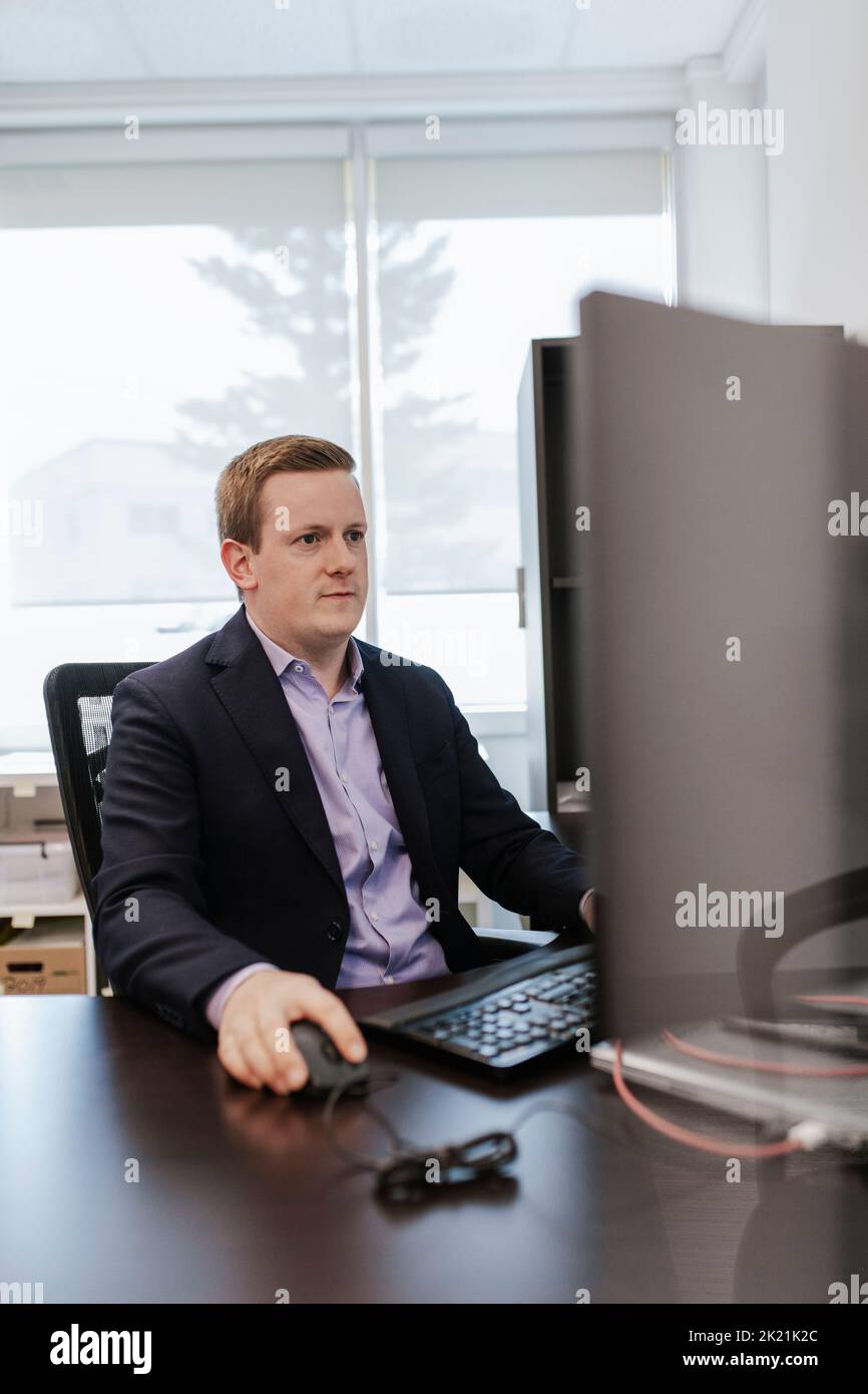 Man using computer mouse hi-res stock photography and images - Alamy